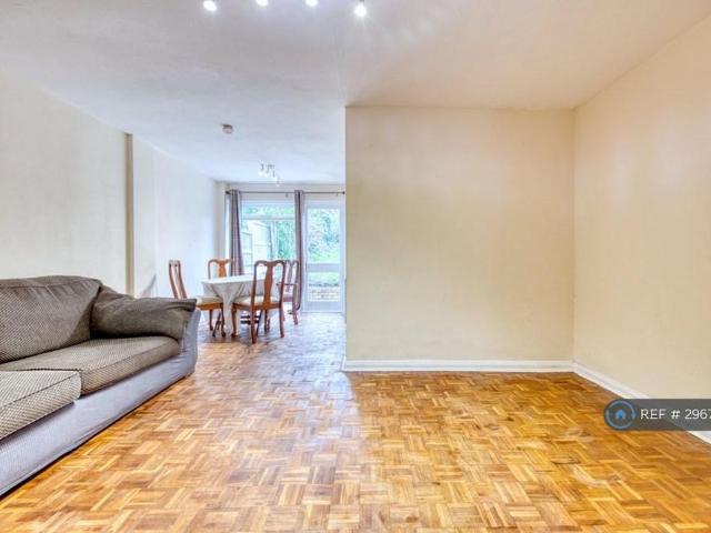 3 bedroom end of terrace house to rent