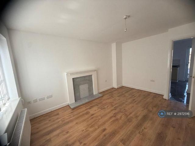 3 bedroom end of terrace house to rent