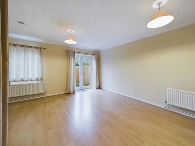 3 bedroom end of terrace house to rent