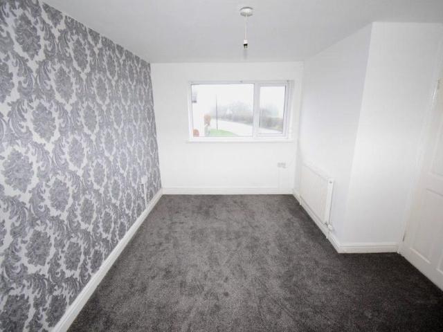 3 bedroom end of terrace house to rent