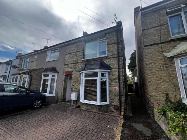 3 bedroom end of terrace house to rent