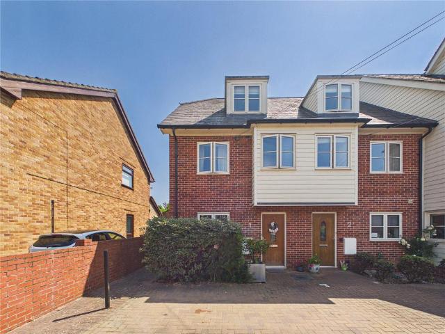 3 bedroom end of terrace house to rent