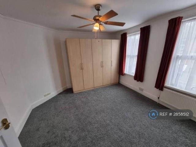 3 bedroom end of terrace house to rent