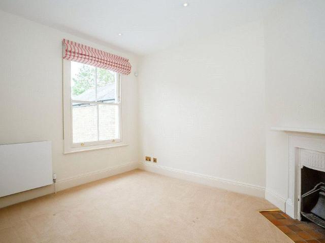 3 bedroom end of terrace house to rent