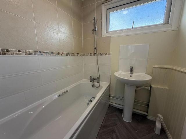 3 bedroom end of terrace house to rent