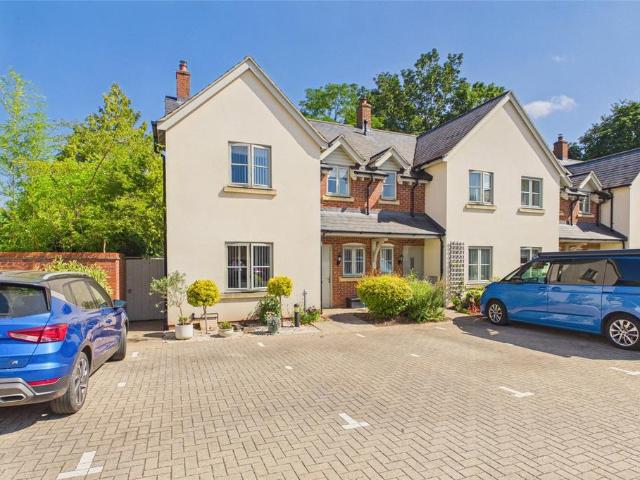 3 bedroom end of terrace house to rent
