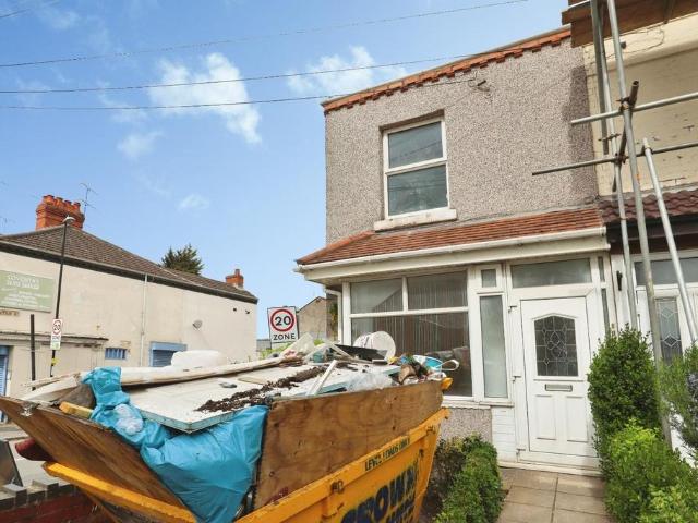 3 bedroom end of terrace house to rent