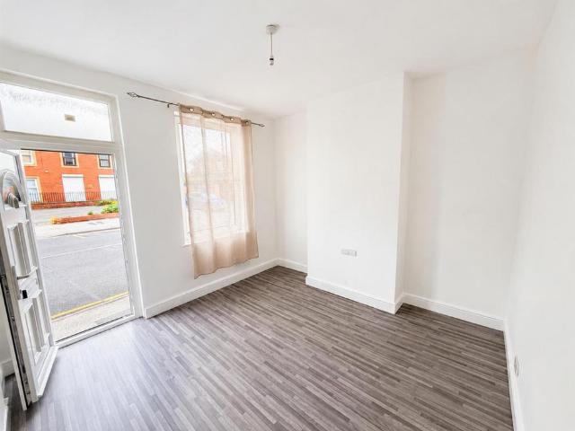 3 bedroom end of terrace house to rent