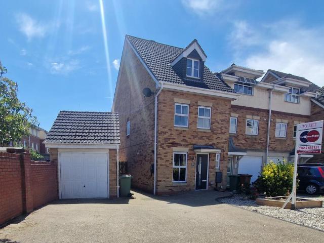 3 bedroom end of terrace house to rent