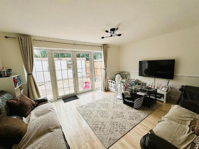 3 bedroom end of terrace house to rent