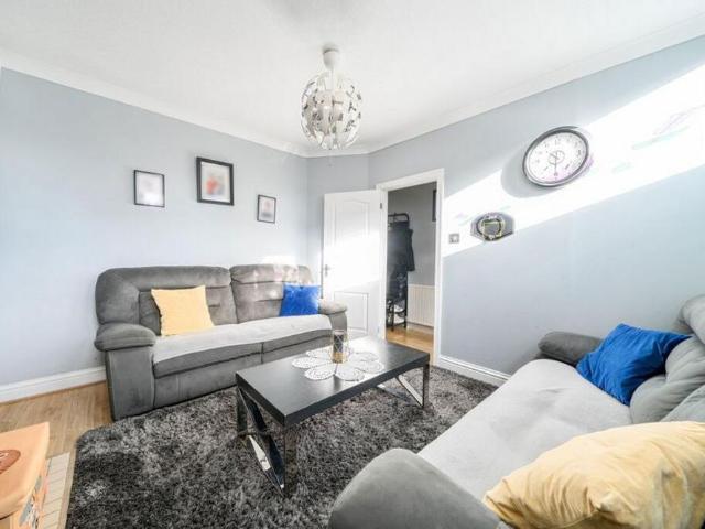 3 bedroom end of terrace house to rent