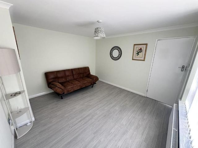 3 bedroom end of terrace house to rent