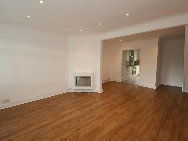 3 bedroom end of terrace house to rent