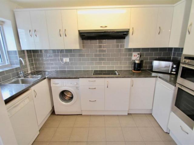 3 bedroom end of terrace house to rent