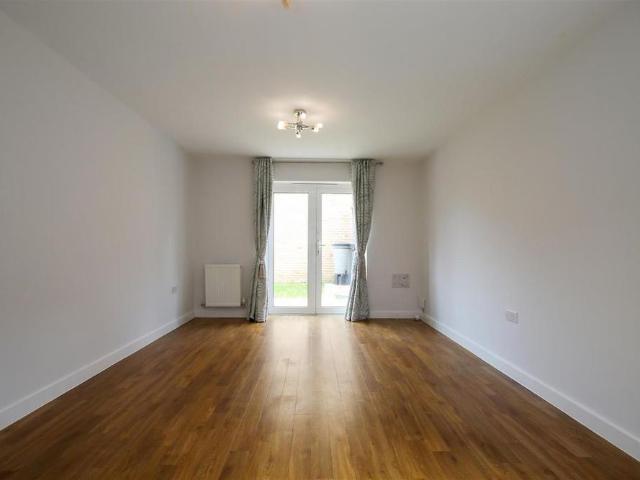 3 bedroom end of terrace house to rent