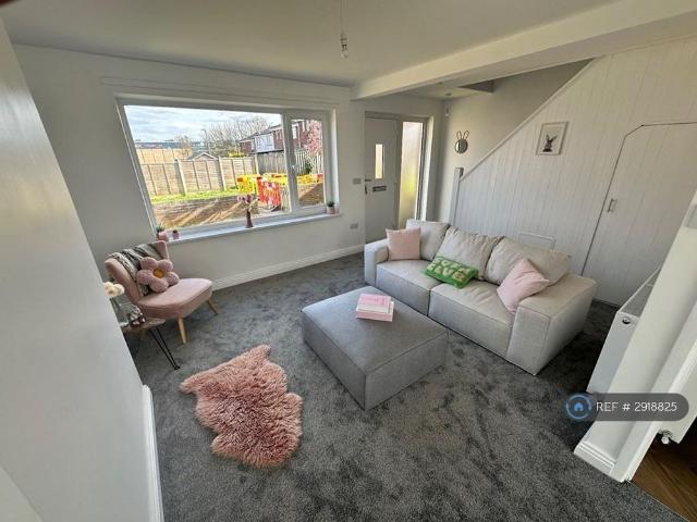 3 bedroom end of terrace house to rent