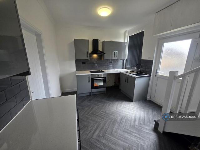 3 bedroom end of terrace house to rent