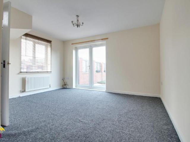 3 bedroom end of terrace house to rent