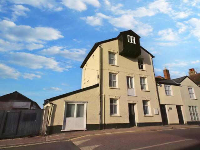 3 bedroom end of terrace house to rent