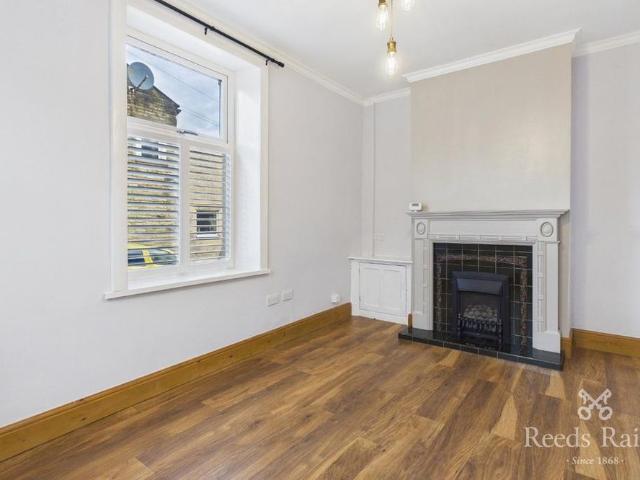 3 bedroom end of terrace house to rent