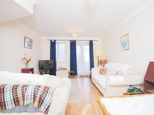 3 bedroom end of terrace house to rent