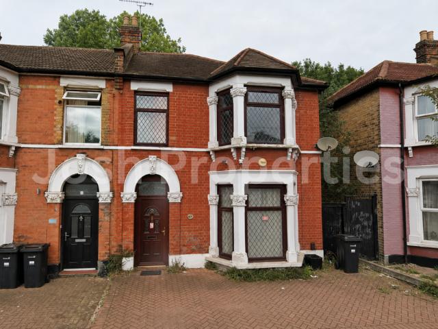 3 bedroom end of terrace house to rent