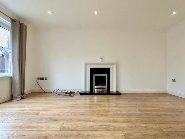 3 bedroom end of terrace house to rent