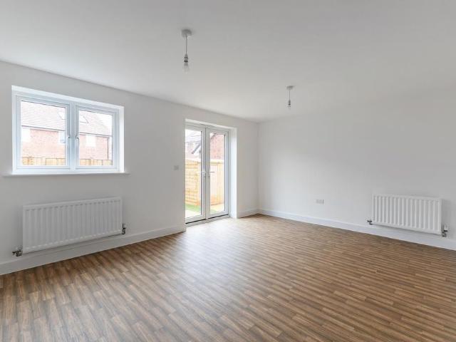 3 bedroom end of terrace house to rent
