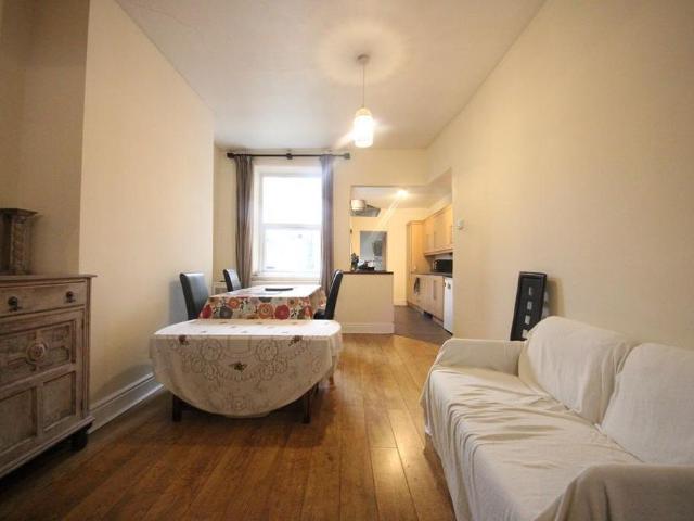 3 bedroom end of terrace house to rent