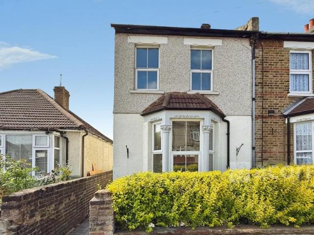 3 bedroom end of terrace house to rent