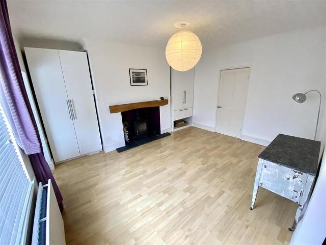 3 bedroom end of terrace house to rent