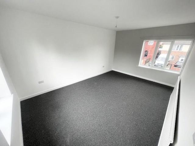 3 bedroom end of terrace house to rent