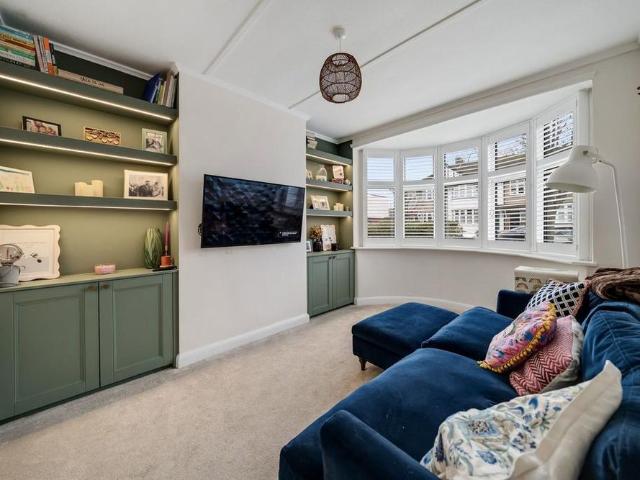 3 bedroom end of terrace house to rent
