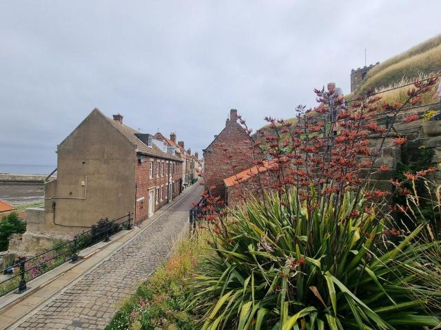 3 bedroom end of terrace house to rent