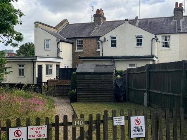 3 bedroom end of terrace house to rent
