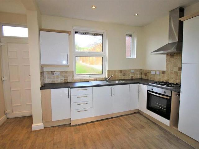 3 bedroom end of terrace house to rent