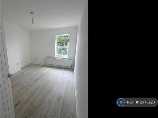 3 bedroom end of terrace house to rent