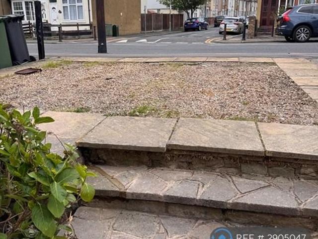 3 bedroom end of terrace house to rent