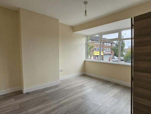 3 bedroom end of terrace house to rent