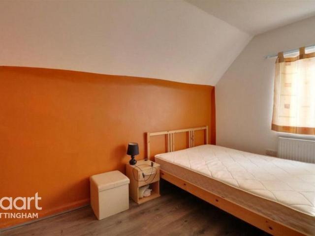 3 bedroom end of terrace house to rent
