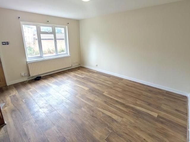 3 bedroom end of terrace house to rent