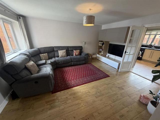 3 bedroom end of terrace house to rent