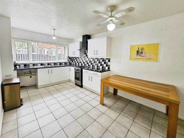 3 bedroom end of terrace house to rent
