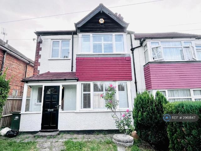 3 bedroom end of terrace house to rent