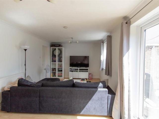 3 bedroom end of terrace house to rent