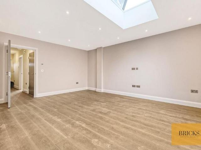 3 bedroom end of terrace house to rent