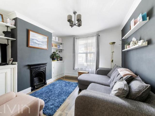 3 bedroom end of terrace house to rent