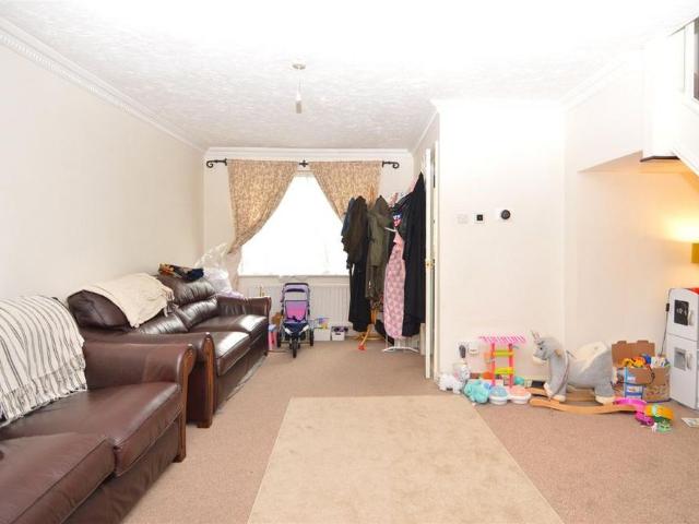 3 bedroom end of terrace house to rent