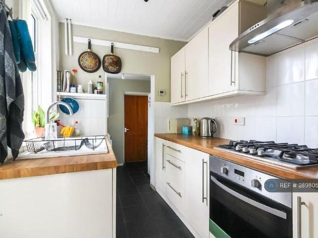 3 bedroom end of terrace house to rent