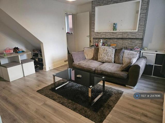 3 bedroom end of terrace house to rent